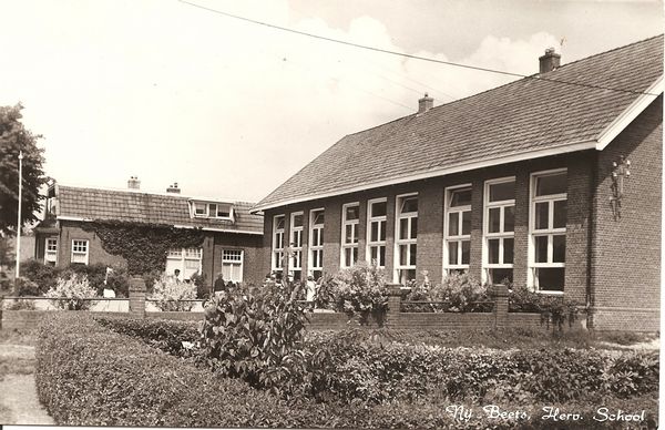 De hervormde School en de gereformeerde school aan de straatweg. | Nij ...